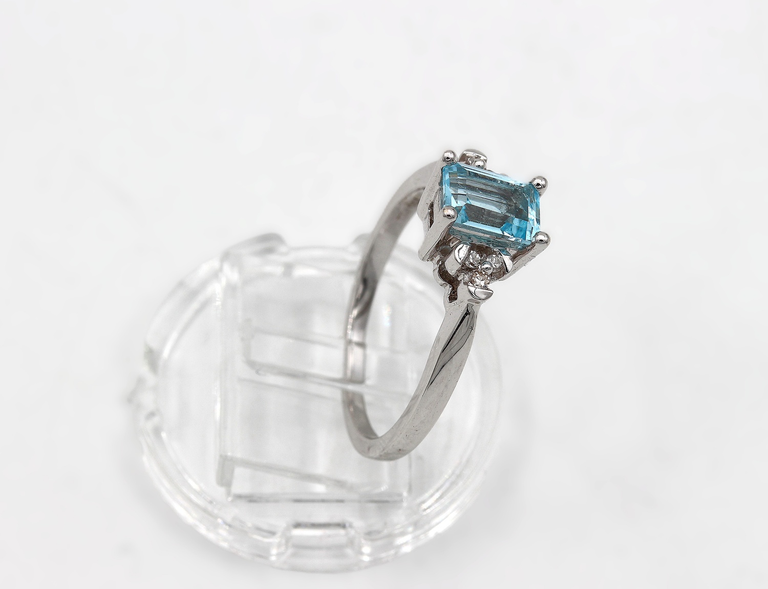 Ring i 18k vitguld med små diamanter och en akvamarin sten vikt:4.20g