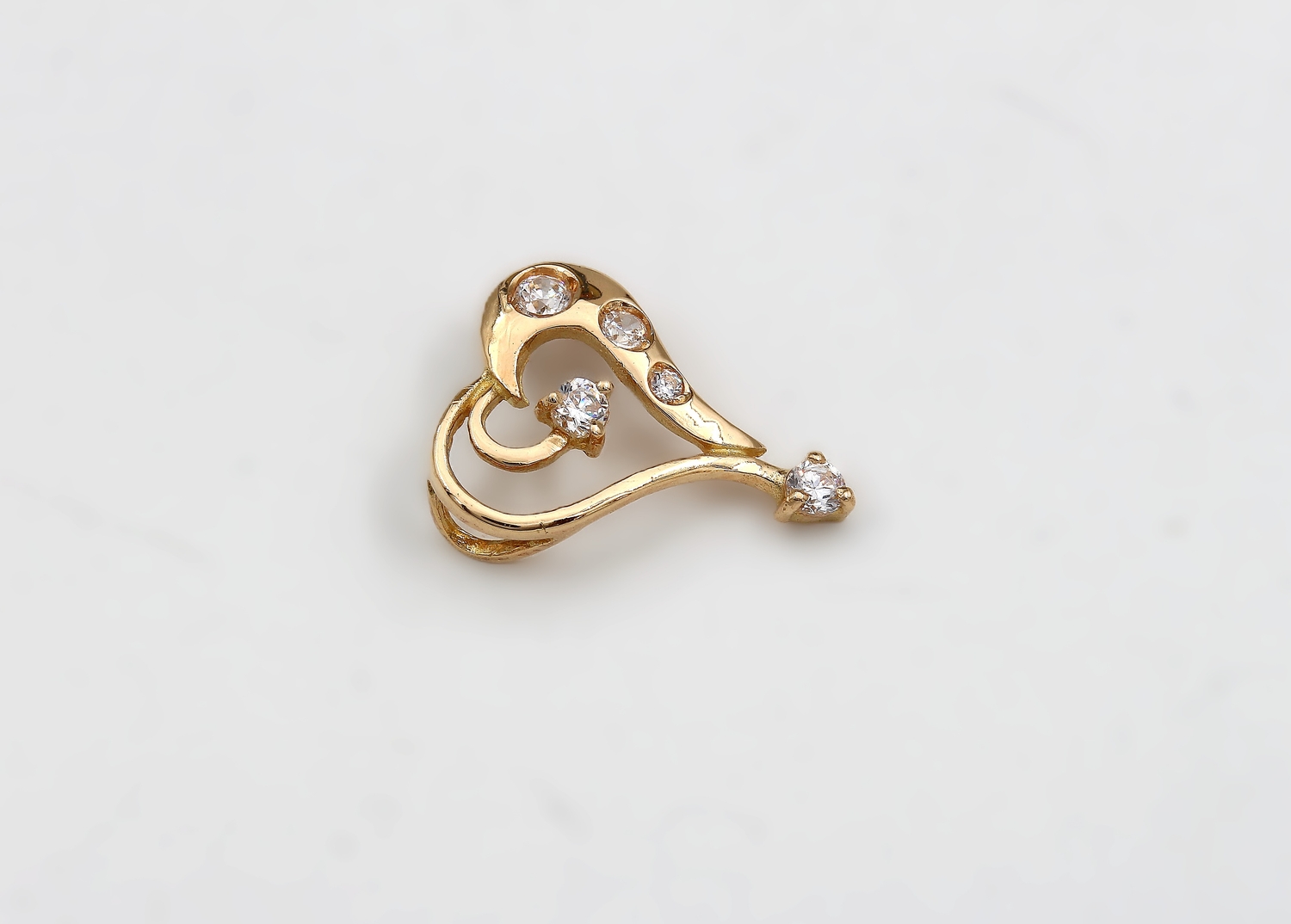 Hänge i form av ett hjärta i 18k guld vikt:0.83g